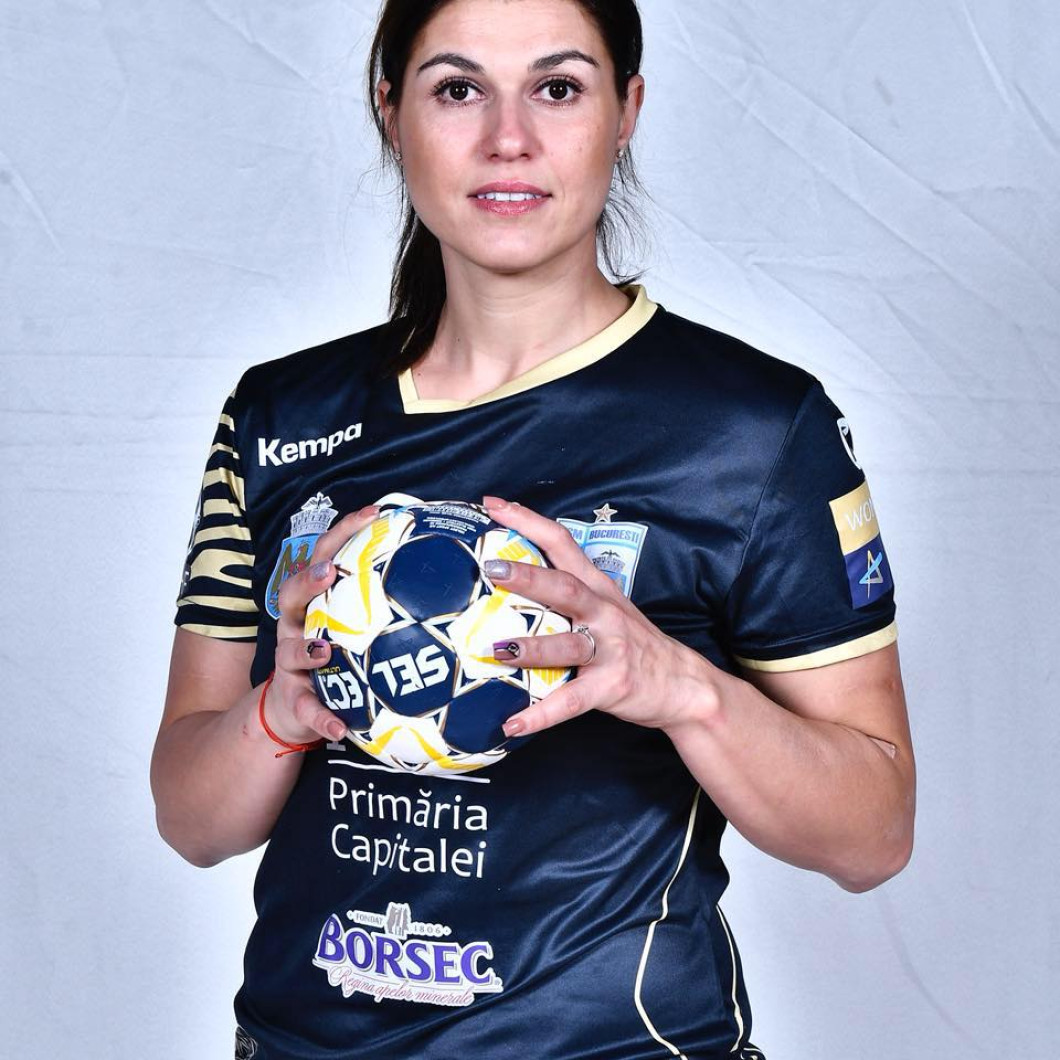 GALERIE FOTO: OFICIAL | Oana Manea a semnat cu Rapid! Pivotul revine în ...