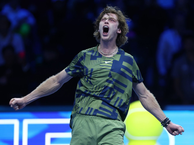 Daniil Medvedev a fost învins de Andrey Rublev la ATP Finals. Novak Djokovic, victorie în două ...