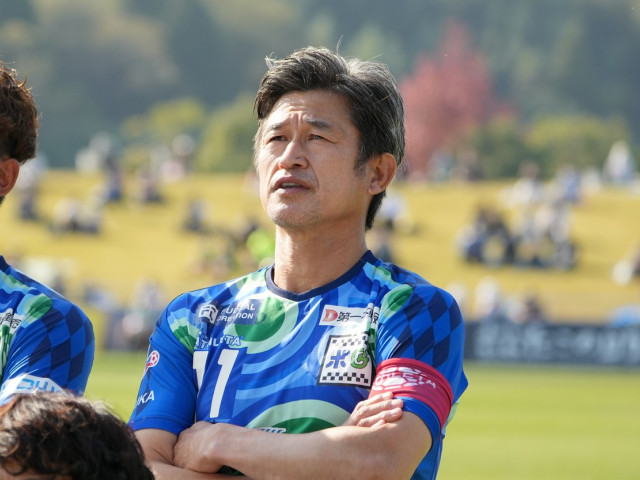 GALERIE FOTO: Cel mai bătrân fotbalist profesionist din lume, gata de ...