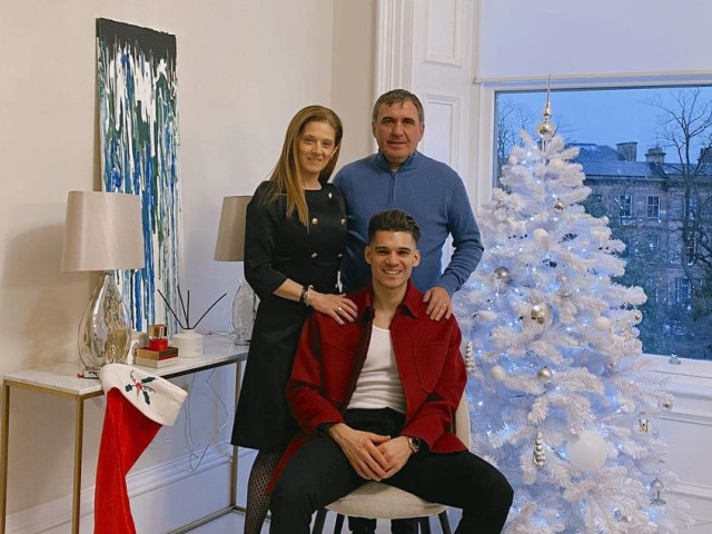 Foto | Ianis Hagi, împreună cu familia sa de Crăciun. Mesajul transmis ...
