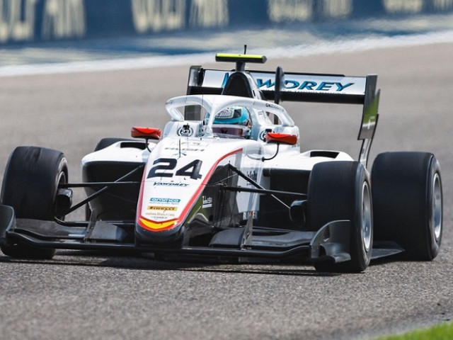 A concurat în Marele Premiu de F3 din Bahrain cu telefonul mobil în cockpit