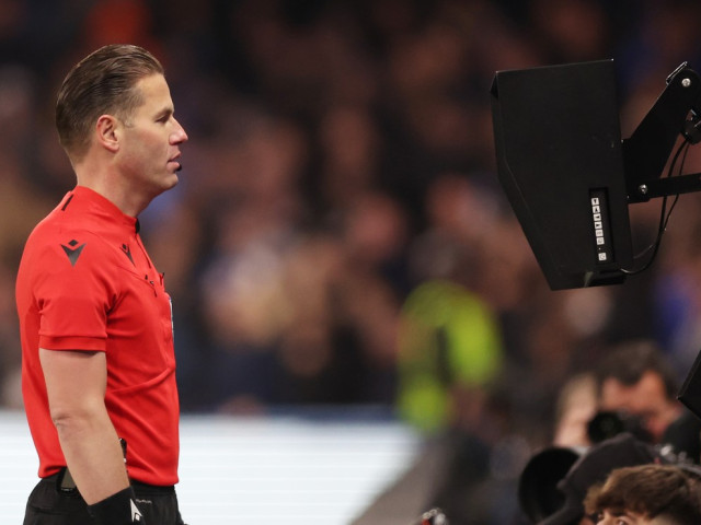 Arbitrul care l-a enervat pe Xavi și i-a anulat un gol valabil lui ...