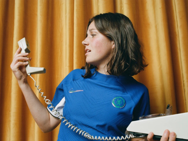 Chelsea s-a întors în timp 26 de ani, și-a prezentat noul echipament și ...