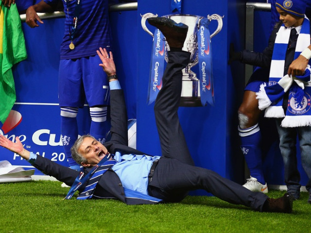 VIDEO Mourinho, surprins vorbind la telefon, imediat după succesul din ... VIDEO Mourinho, surprins vorbind la telefon, imediat după succesul din ...