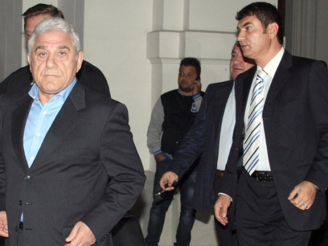 Fraţii Becali şi Borcea sunt acuzaţi că i-au dat 220.000 de euro ...