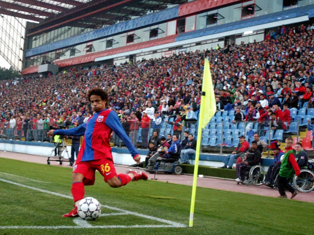 Îl mai știți pe micul Elton? A făcut carieră pe gratis la arabi, după ...