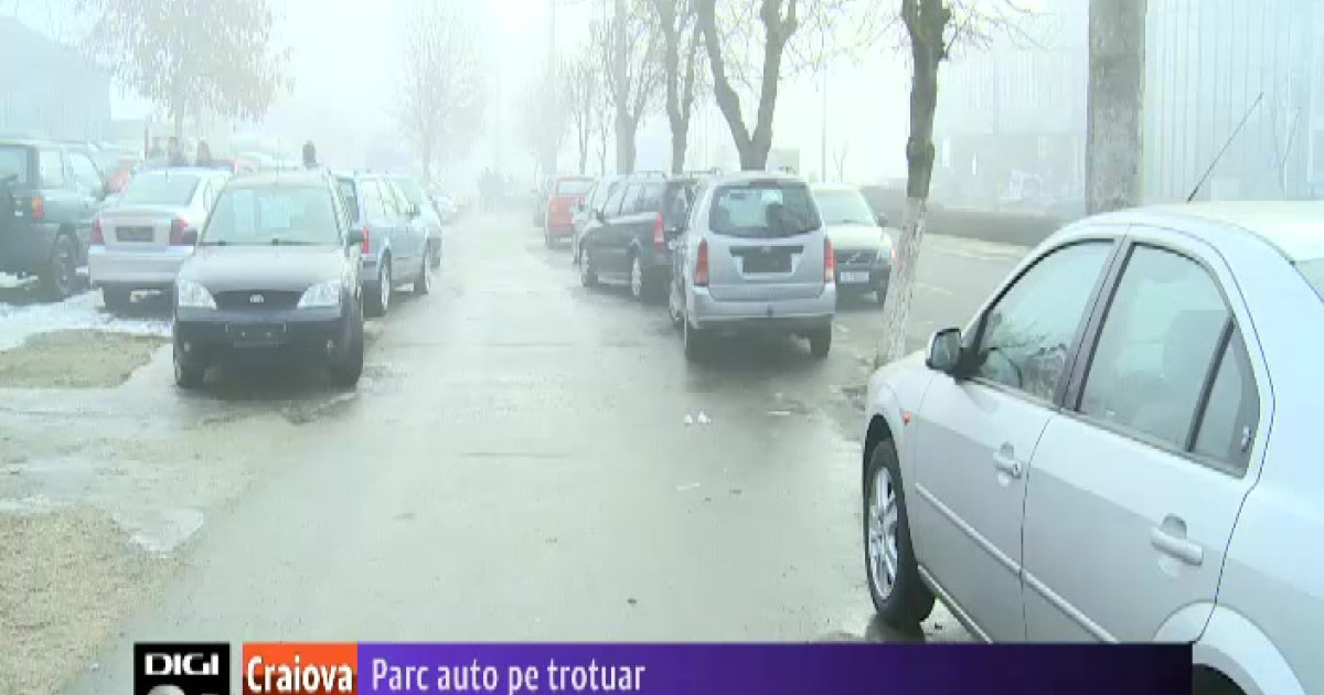 Parc auto pe trotuar | Digi24