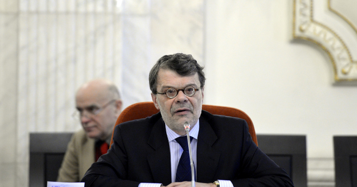 VIDEO. Ministrul Culturii, Daniel Barbu, atacat cu roșii la Cluj | Digi24