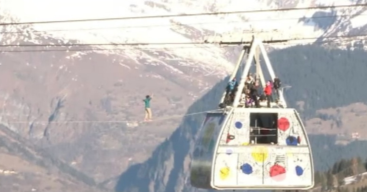 VIDEO. Doi francezi au traversat o prăpastie la 60 de metri înălţime ...