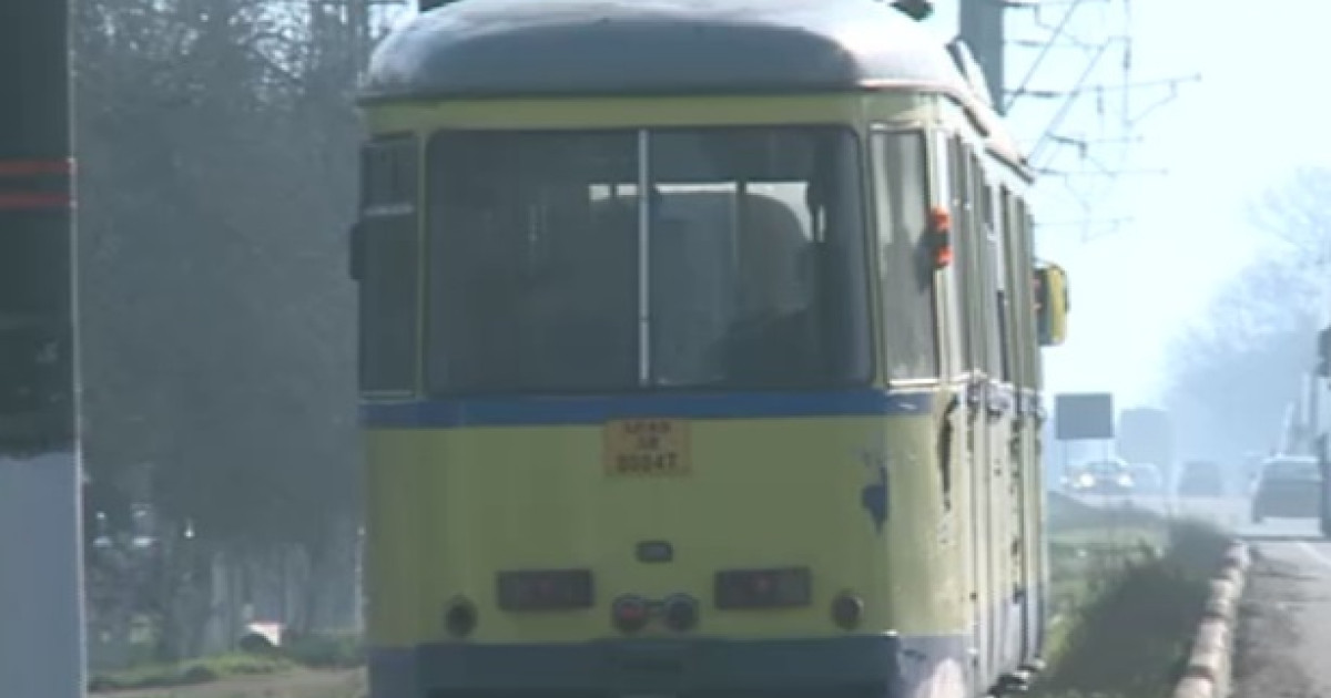Cel mai vechi tren electric din România ruginește în depou | Digi24