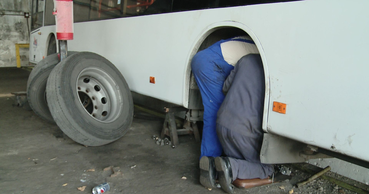 Autobuze vechi pe străzile oraşului. Mijloacele de transport public au ...