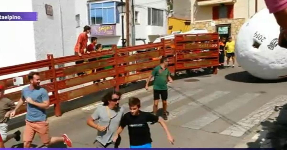 Corida fără taur. Locuitorii unui oraş din Spania s-au lăsat fugăriţi ...