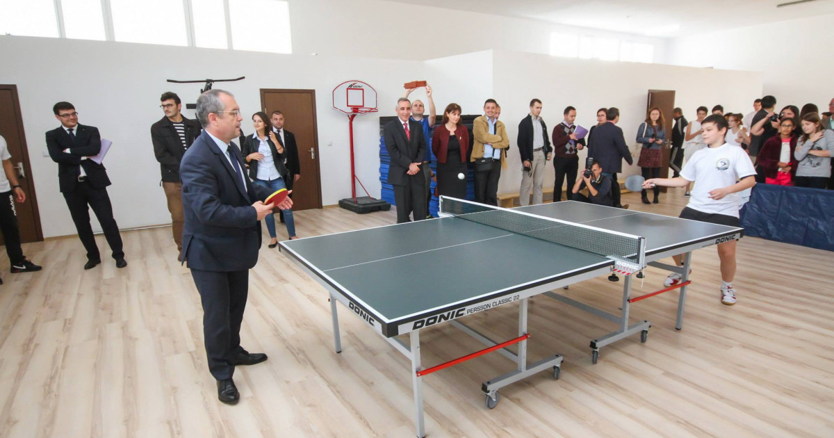 FOTO. Emil Boc a jucat tenis de masă, baschet şi handbal | Digi24