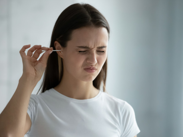 De ce nu e bine să folosești bețișoare cu vată pentru curățarea urechii ...