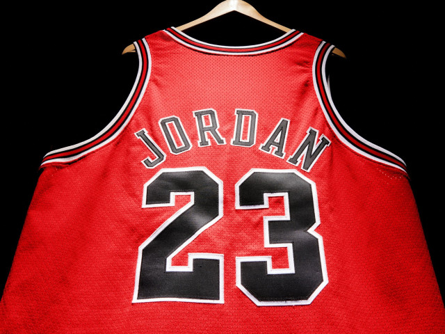 Un maiou purtat de Michael Jordan, adjudecat pentru 10 milioane de ...