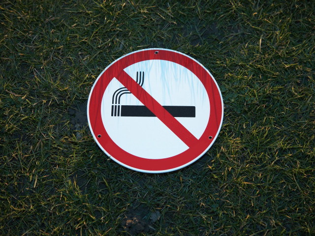 Renunţarea la fumat, chiar şi mai târziu în viaţă, ar putea ajuta la ...