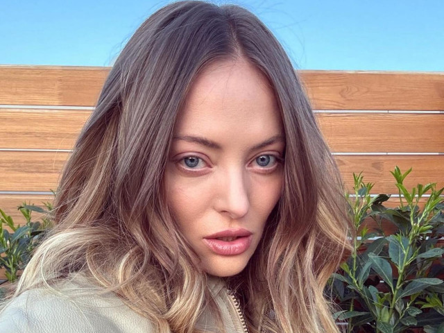 Val de reacții după ce Delia s-a afișat cu o pereche neobișnuită de ...