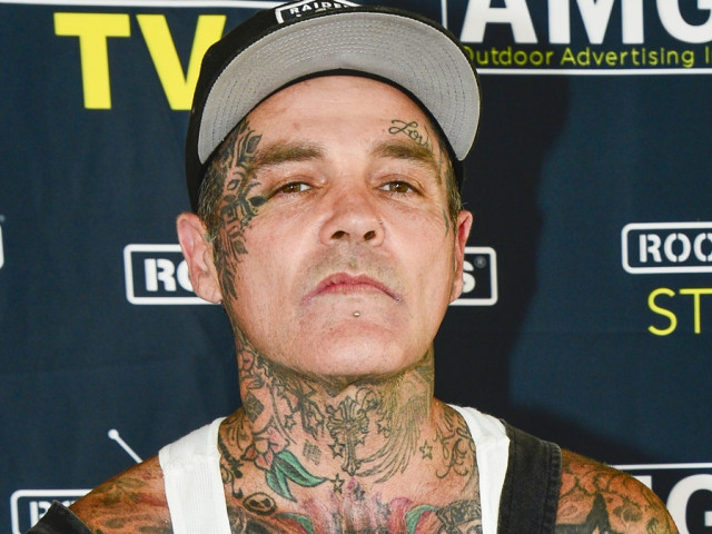 A murit Shifty Shellshock, solistul grupului Crazy Town, celebru pentru ...