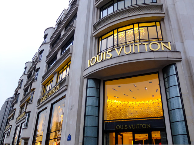 Spargere de aproape 1.000.000 de euro la un magazin Louis Vuitton din ...