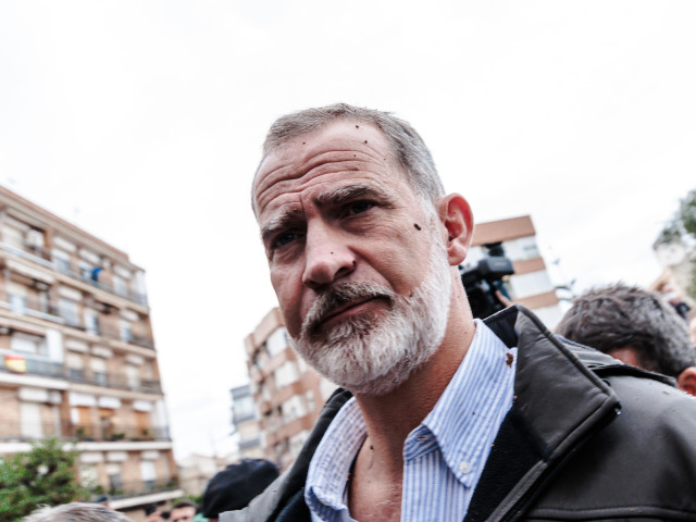 Galerie foto: Regele Spaniei, huiduit și atacat cu noroi de o mulțime ...