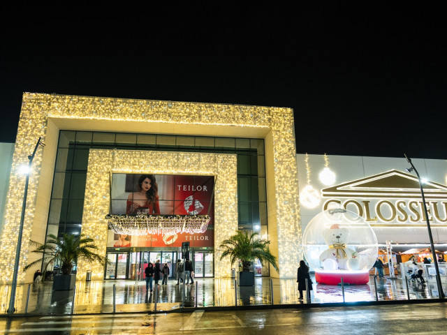 Moș Crăciun ajunge la „Polul Colosseum Mall” cu un convoi electric: 1. ...