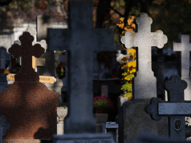 Înmormântare cu toate obiceiurile, inclusiv pomeni și colivă, dar fără mort