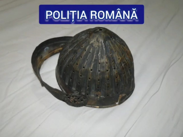 Un coif vechi de peste 300 de ani, găsit în locuința unui bărbat din Argeș