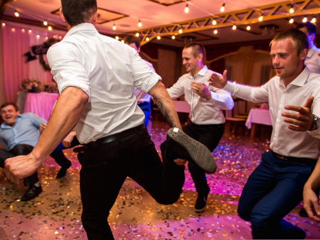 Dansul mirilor s-a transformat în dansul socrilor. Un videoclip realizat la o nuntă a devenit ...