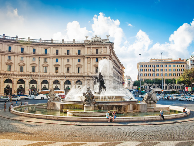 Un român s-a descălțat, și-a dat jos pantalonii și a intrat într-o ...