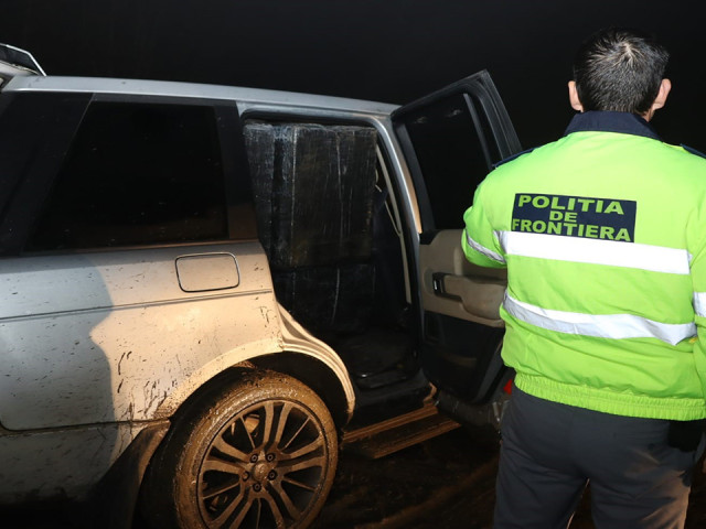 O maşină încărcată cu 13.500 pachete ţigări a fost descoperită în ...