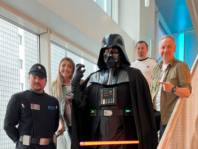 Exclusiv în studioul Digi FM - Darth Vader a intrat în direct și i-a ...