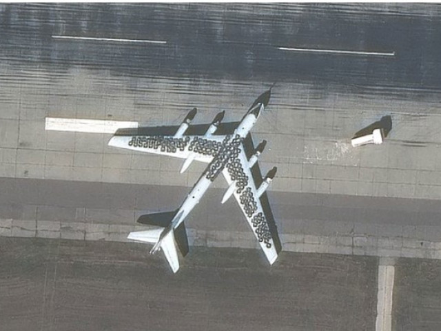 Imagini din satelit arată că Rusia îşi acoperă avioanele cu anvelope de ... Imagini din satelit arată că Rusia îşi acoperă avioanele cu anvelope de ...