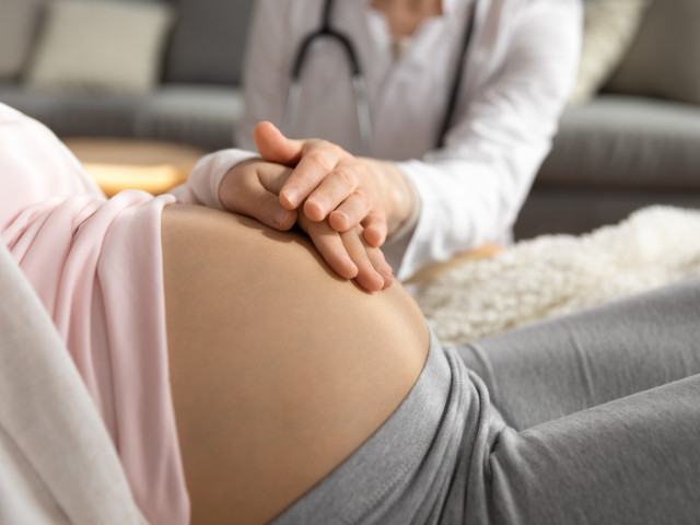 O femeie de 32 de ani, care s-a născut cu două utere, e însărcinată cu ...