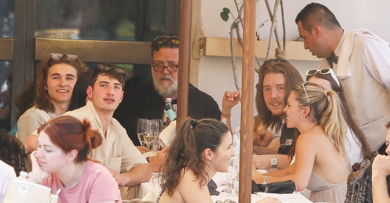 Cât de tare îi seamănă tatălui său! Fiul de 20 de ani al lui Russell ...