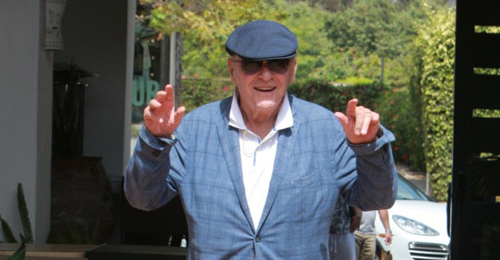 Anthony Hopkins, mereu amabil cu fanii săi. O fetiță l-a îmbrățișat ...