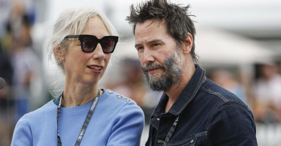 Keanu Reeves, fotografiat ținându-se de mână cu iubita lui. După o ...