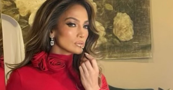 GALERIE FOTO: Jennifer Lopez, o Crăciuniță plină de senzualitate, într ...