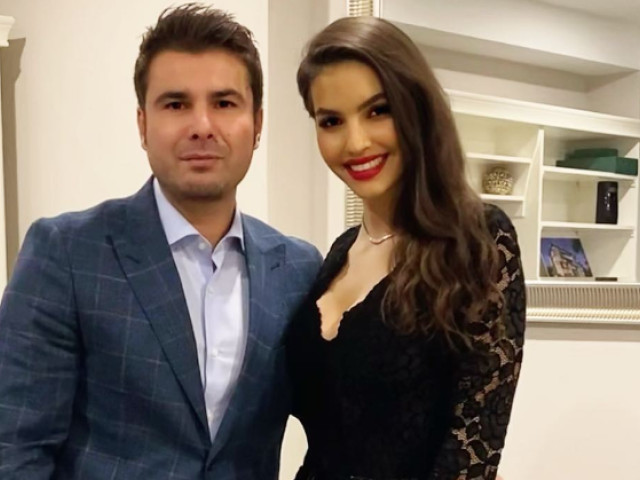 Sandra, soția lui Adrian Mutu, impecabilă în costum de baie, în vacanța ...