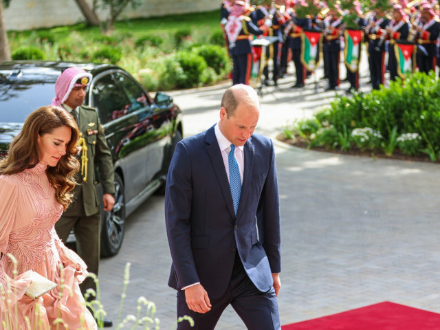 Regula pe care prințul William o încalcă atunci când e cu Kate ...