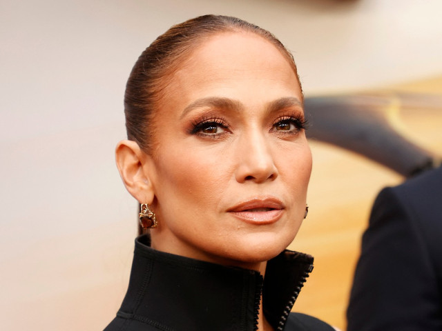 Siluetă de model la aproape 54 de ani. Jennifer Lopez și-a arătat ...