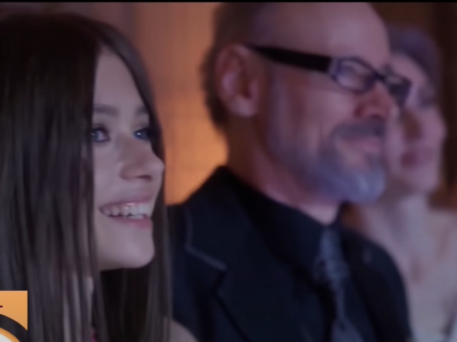 Galerie Foto: La biserică s-a îmbrăcat în negru, dar la petrecere a fost colorată și zâmbitoare ...