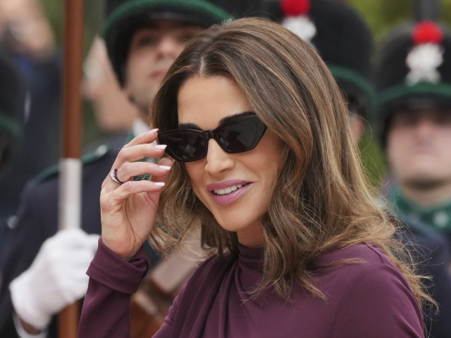 Nu are nevoie de rochii spectaculoase pentru a fi impecabilă. Regina ...