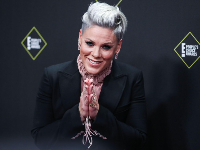 Pink& transformare radical& de look& Cum arat& acum artista