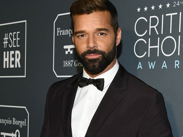 Ricky Martin și-a decolorat barba și arat& complet diferit
