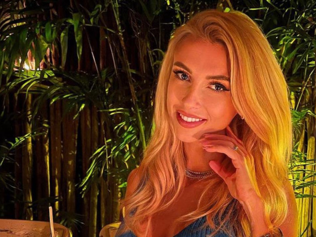 În ce ipostaze s-a pozat Andreea B&lan în costum de baie& în mijlocul ...