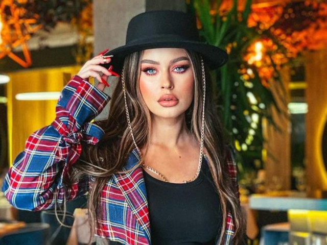 Misha e deja preg&tit& pentru Valentine's Day& A pozat într-o rochie ...