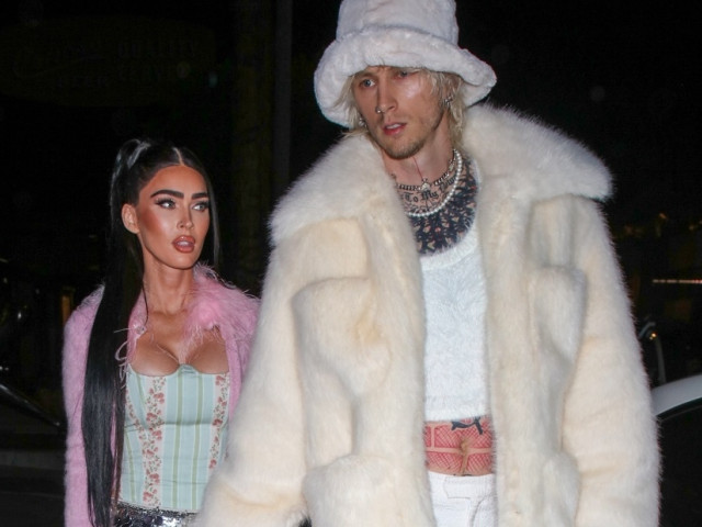 Viața în roz& Megan Fox& la cin& într-o fust& mini str&lucitoare și ...