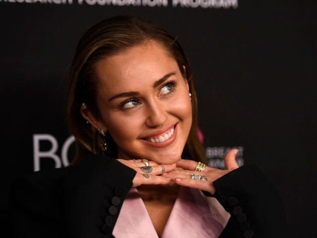Miley Cyrus traverseaz& cea mai bun& perioad& de la divorțul de Liam Hemsworth& Un apropiat& ”A ...