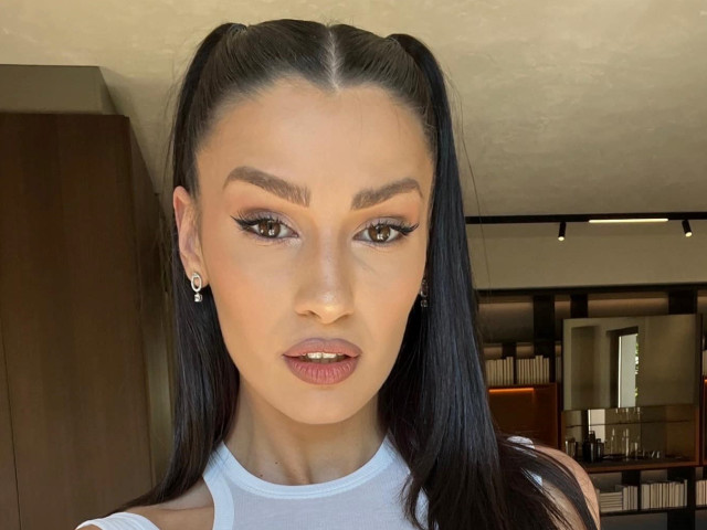 Alina Eremia& pozat& de iubit la piscin&& într-un costum de baie cu ...