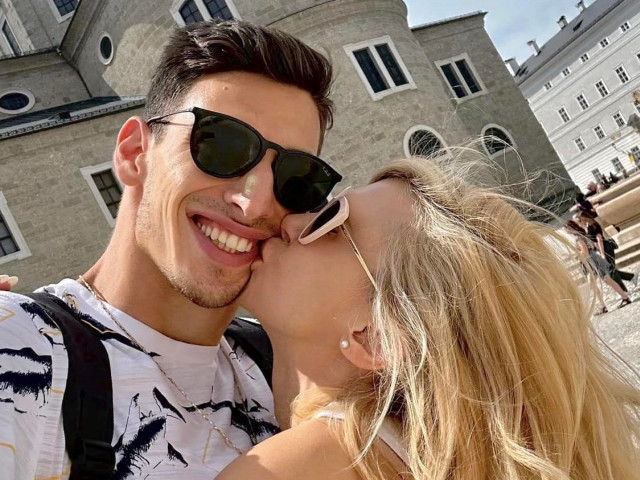 Andreea B&lan e tot mai îndr&gostit&& dar ea și iubitul primesc și ...